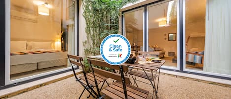 Suite Premium, vista para o jardim | Terraço/pátio interior