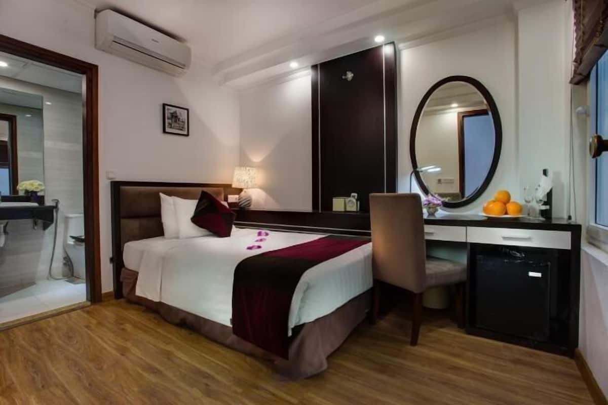 Minibar, cofre no quarto, secretária, quartos insonorizados