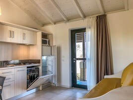 Apartamento superior, 2 quartos (1° Floor) | Cozinha privada | Geladeira grande, micro-ondas, cooktop