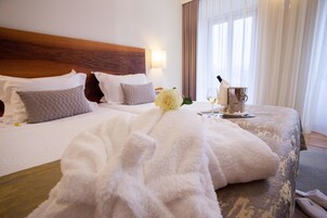 Quarto duplo premium | Roupas de cama premium, cofres nos quartos, individualmente decorados