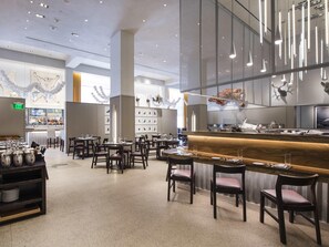 Café da manhã diário mediante uma taxa