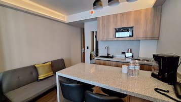 Quarto Quádruplo Standard, 2 camas de casal | Cofre no quarto, secretária, quartos insonorizados