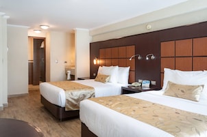 Quarto standard, 2 camas Queen, para não fumantes | Cofres nos quartos, escrivaninha, quartos à prova de som