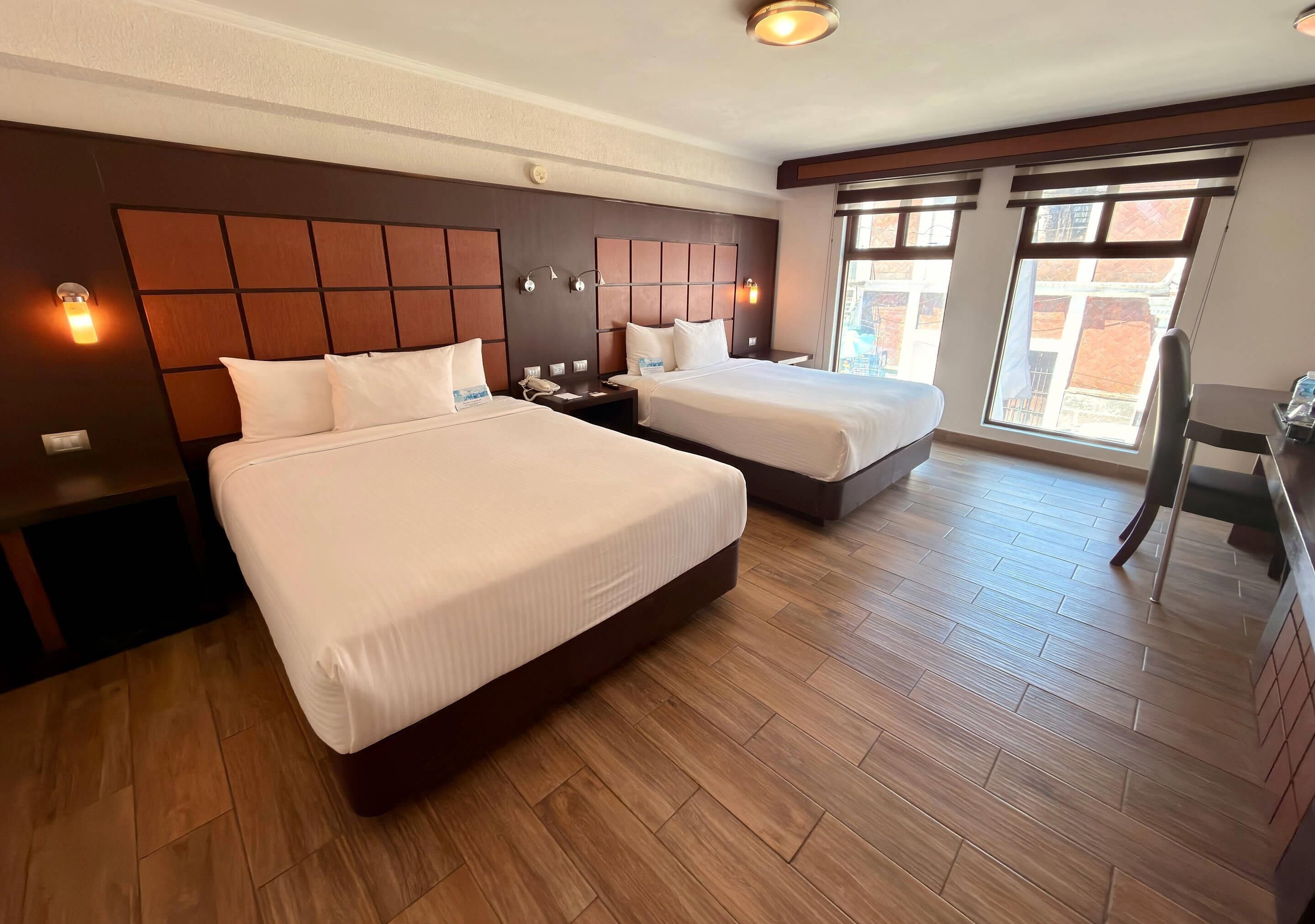 Quarto, 2 camas Queen, para não fumantes | Cofres nos quartos, escrivaninha, quartos à prova de som