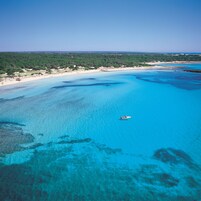 Perto da praia, praia de areia branca 