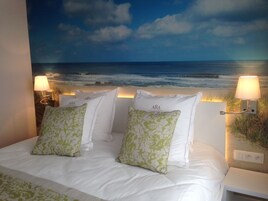 Quarto standard | Roupas de cama antialérgicas, frigobar, cofres nos quartos, escrivaninha