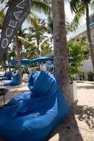 Pequenos-almoços, almoços, jantares servidos, com vista para a praia 