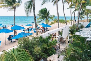 Terraço com espreguiçadeiras