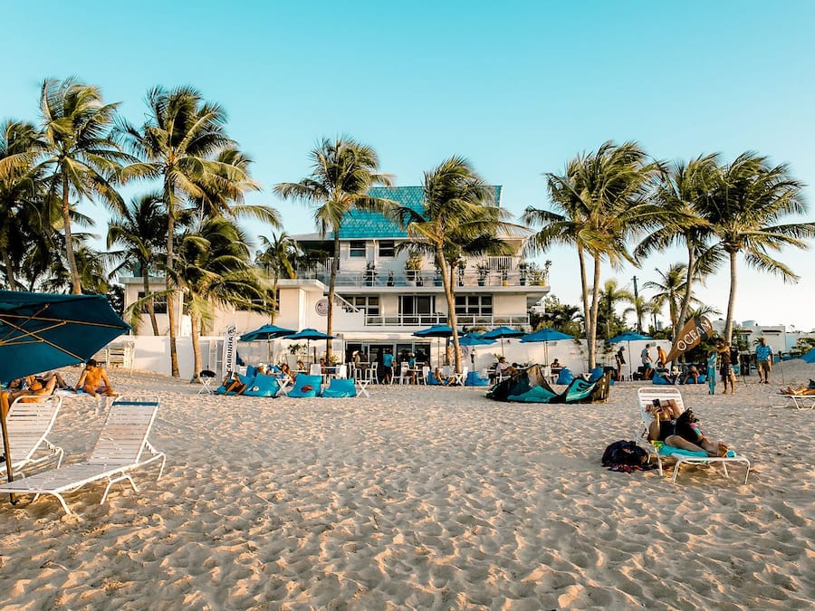 Na praia, espreguiçadeiras, guarda-sóis de praia, toalhas de praia