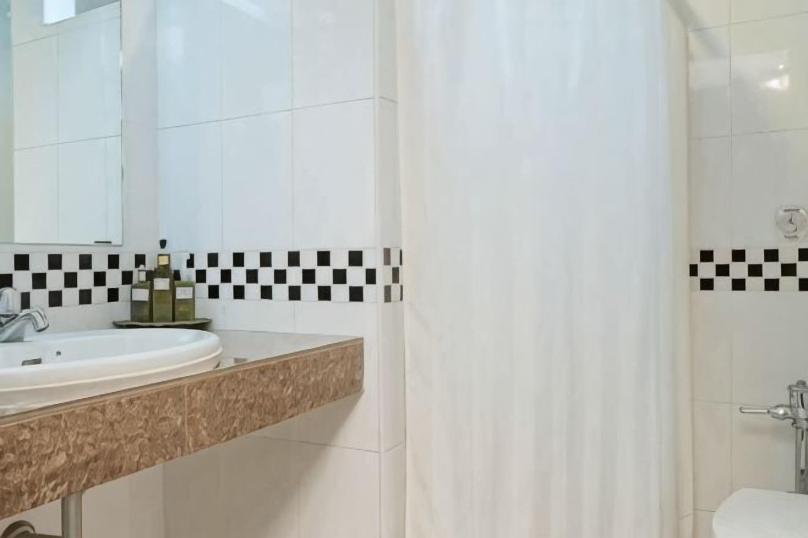 Banheiro | Chuveiro, produtos de toalete grátis, toalhas de banho 