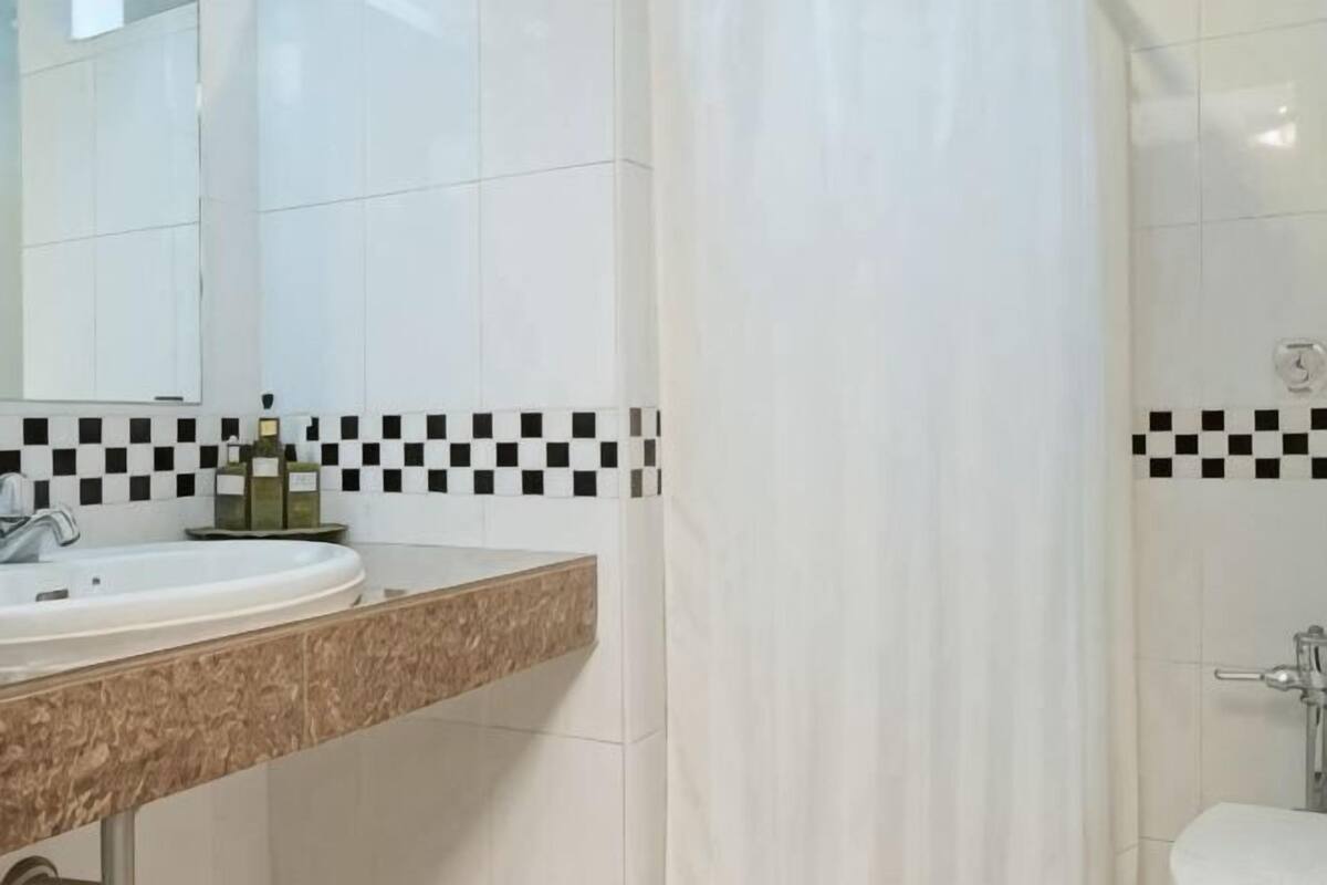 Banheiro | Chuveiro, produtos de toalete grátis, toalhas de banho