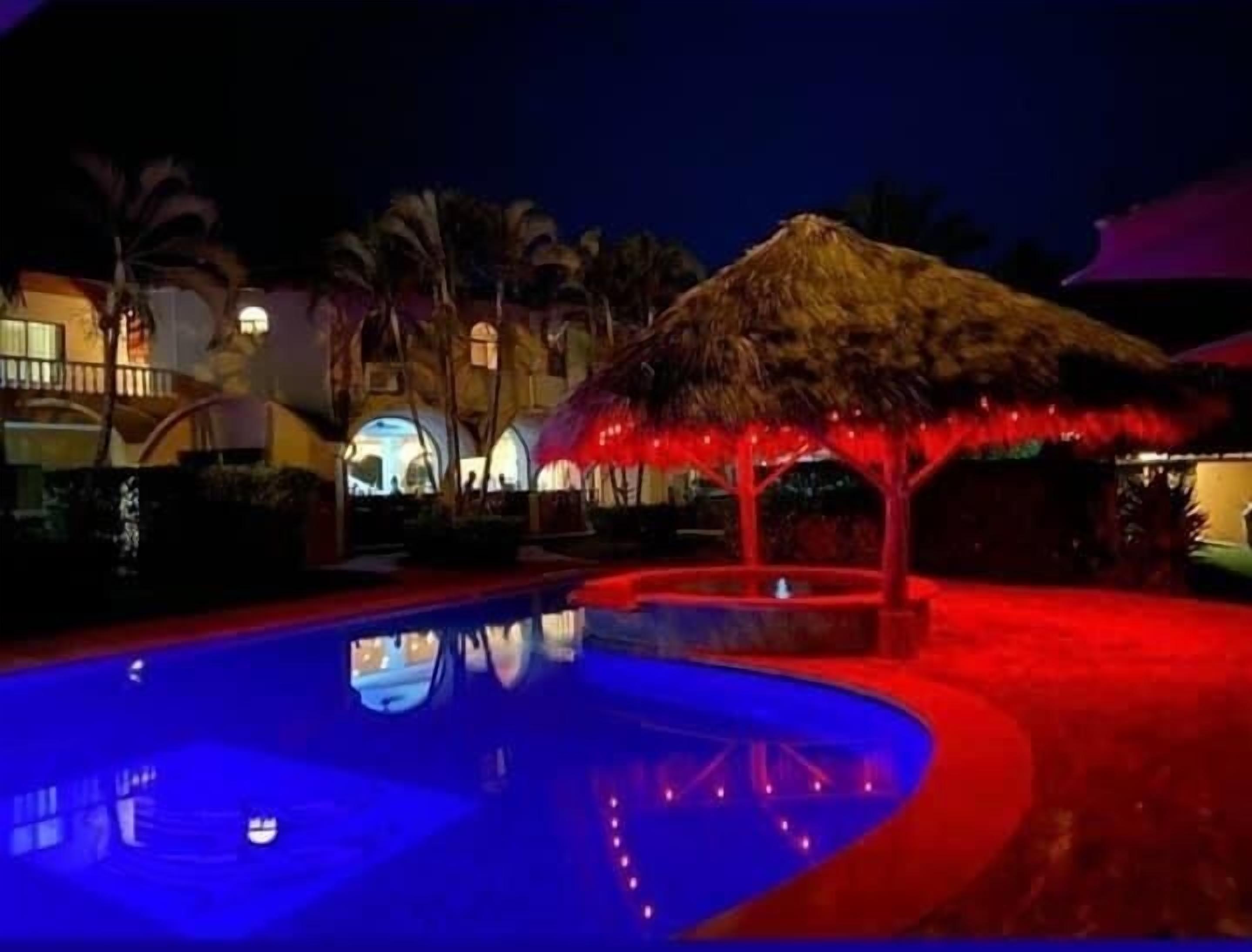 Piscina exterior, da(s) 9:00 à(s) 22:00, toldos gratuitos, guarda-sóis 