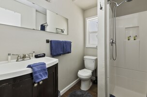 Suite Familiar, várias camas | Casa de banho | Artigos de higiene pessoal grátis, um secador de cabelo