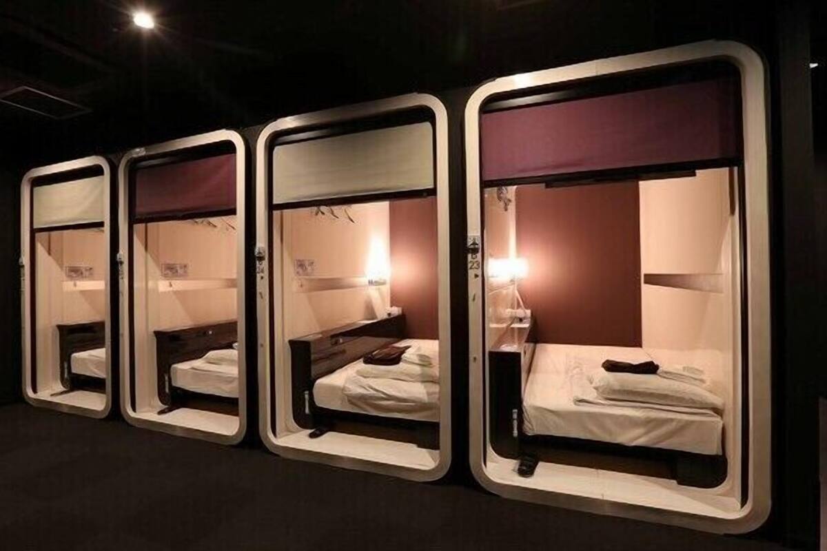 Quatro áreas de dormir individuais com camas separadas, cada uma em um espaço distinto e bem iluminado.