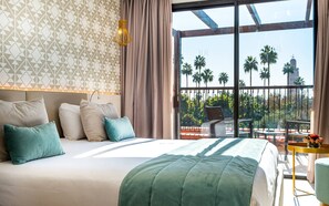 Double Room with Balcony Pool View | Roupa de alta qualidade, minibar, cofre no quarto, secretária 