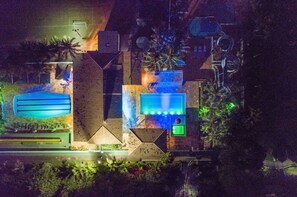 6 piscinas externas, funciona das 10h às 18h30, guarda-sóis