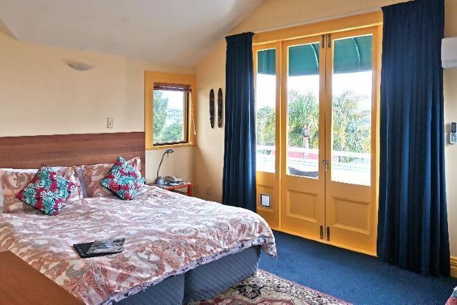 Individualmente mobiliados, escrivaninha, ferros/tábuas de passar roupa