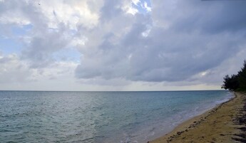 Uma praia privada nas proximidades, toalhas de praia, pesca 