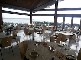 2 restaurantes: servem pequenos-almoços, almoços e jantares