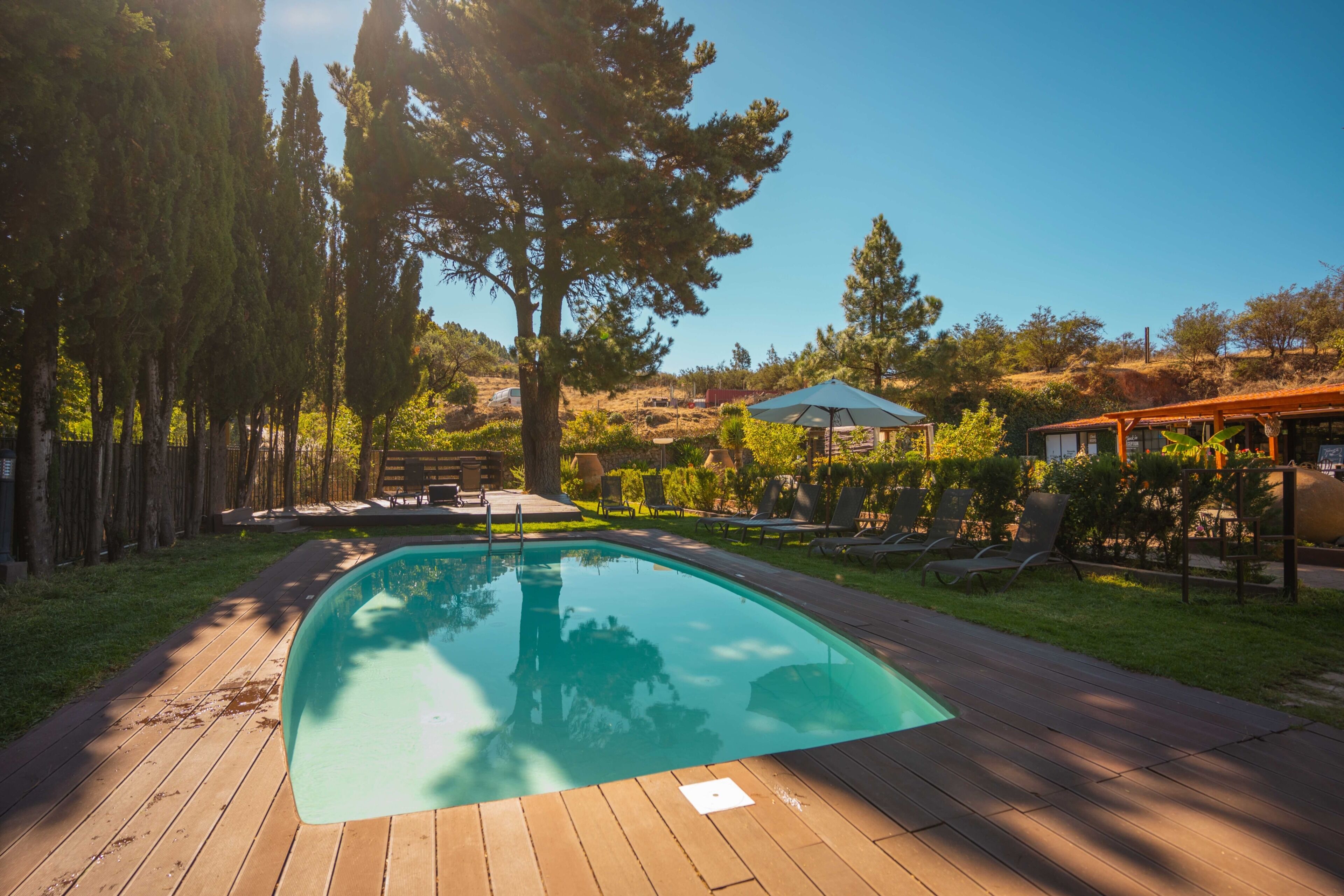 Piscina externa sazonal, funciona das 10h às 19h, espreguiçadeiras