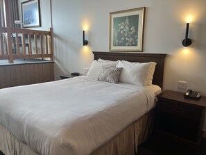 Quarto, 1 cama Queen | 1 quarto, ferros/tábuas de passar roupa, Wi-Fi de cortesia