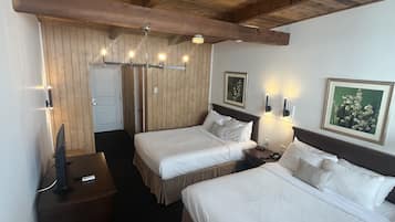 Quarto, 2 camas queen-size | Ferro/tábua de engomar, Wi-fi grátis, roupa de cama fornecida