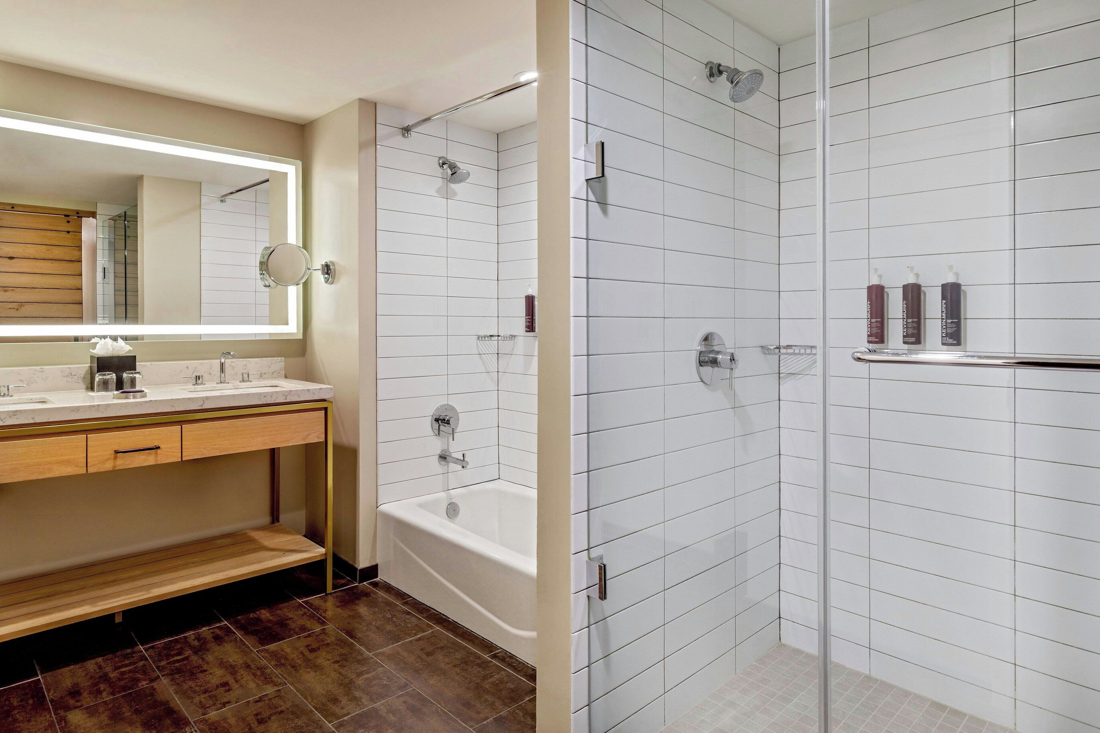 Suite, 1 quarto (Lounge Access) | Casa de banho | Um polibã, artigos de higiene pessoal grátis, um secador de cabelo 