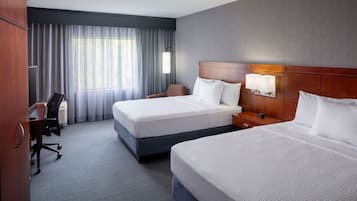 Quarto, 2 camas Queen | Roupas de cama premium, cofres nos quartos, escrivaninha