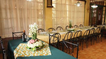 Café da manhã, almoço e jantar; culinária regional