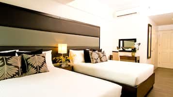 Quarto casal luxo | Roupas de cama premium, cofres nos quartos, escrivaninha