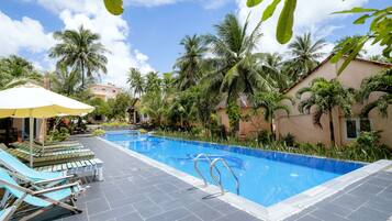 2 piscinas exteriores, guarda-sóis, espreguiçadeiras