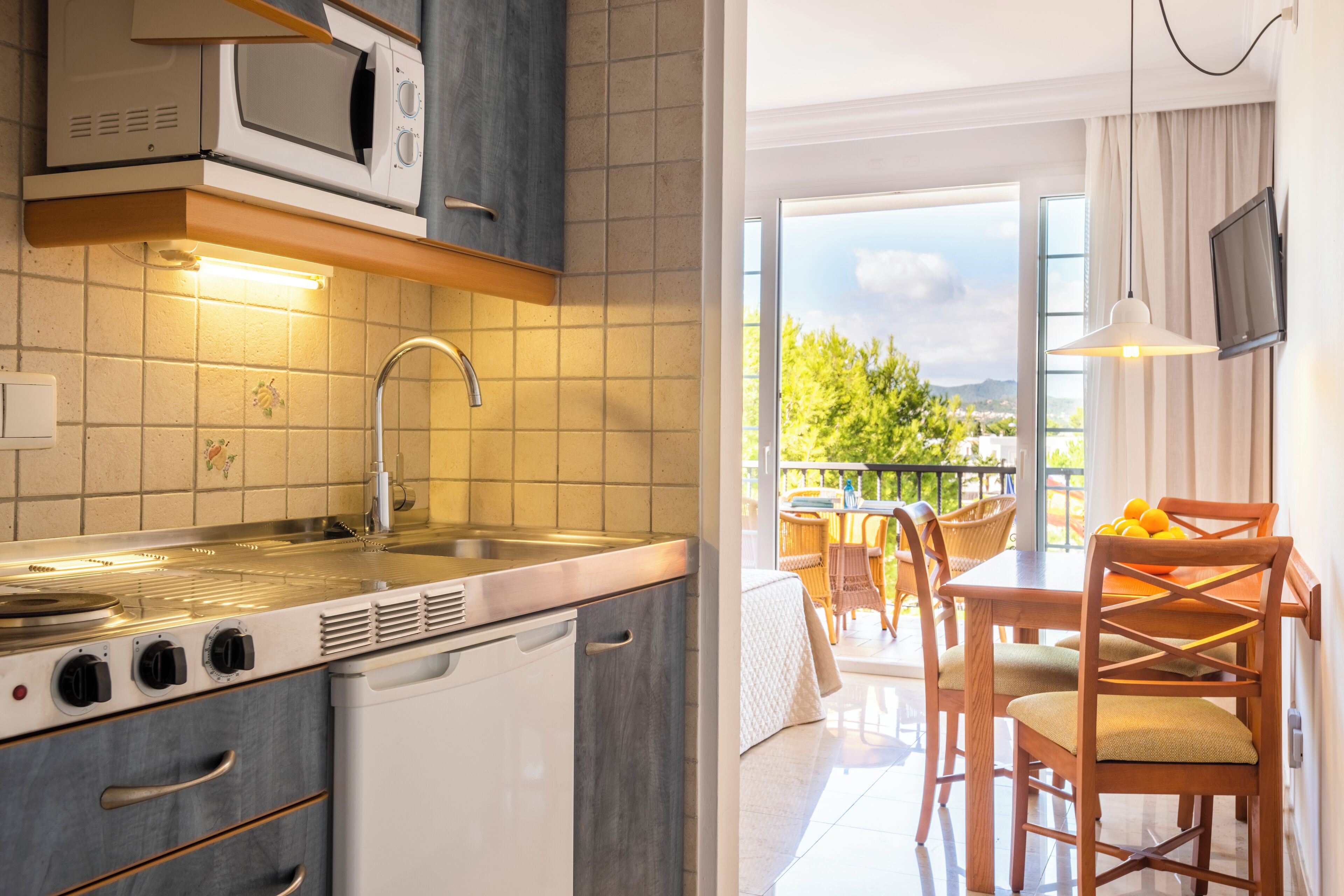 Estúdio standard | Cozinha americana privada | Geladeira, micro-ondas, cooktop, cafeteira/chaleira