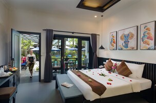 Quarto Duplo Deluxe, junto à piscina | Minibar, cofre no quarto, secretária, ferro/tábua de engomar