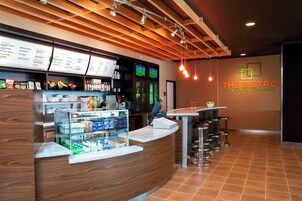 Pequenos-almoços e jantares servidos, incluindo cozinha americana 