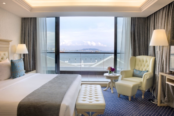 Suite Royal | Minibar, cofre no quarto, secretária, cortinas/cortinados opacos