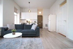 Apartamento Standard | Sala de estar | Televisor de 32 polegadas com canais por cabo 