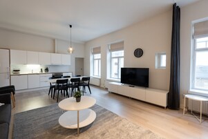 Apartamento Económico | Sala de estar | Televisor de 32 polegadas com canais por cabo 