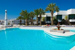 Piscina exterior, guarda-sóis, espreguiçadeiras 