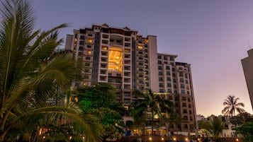 Fachada do alojamento (tarde/noite)