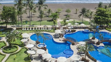 Piscina exterior, guarda-sóis, espreguiçadeiras