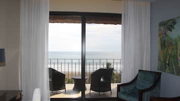 Quarto, 1 cama king-size, varanda, vista para o oceano | Vista da varanda