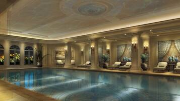 Piscina interna, funciona das 6h às 22h, salva-vidas no local