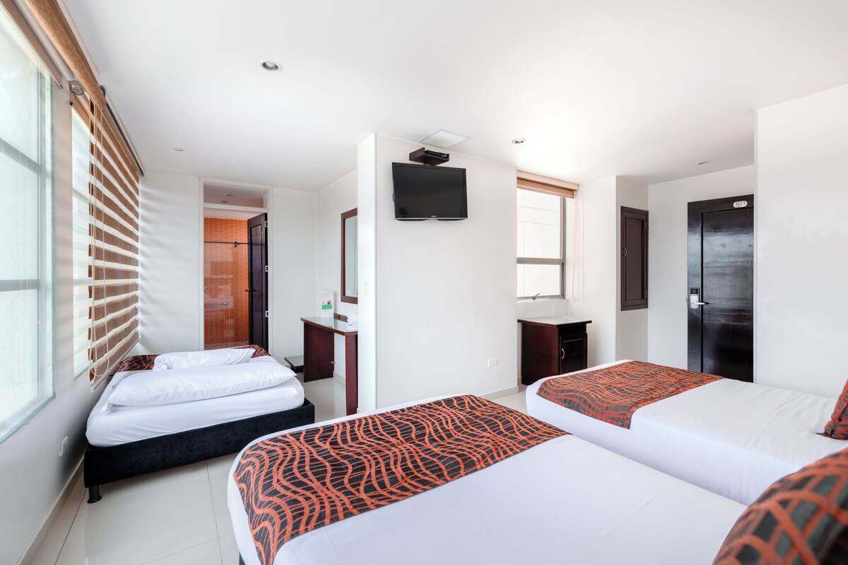 Quarto Triplo Standard, 2 camas de casal | Secretária, Wi-fi grátis, roupa de cama fornecida