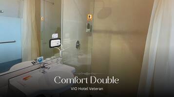 Chuveiro, produtos de toalete grátis