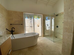 Villa Superior | Casa de banho | Artigos de higiene pessoal grátis, toalhas fornecidas, champô 
