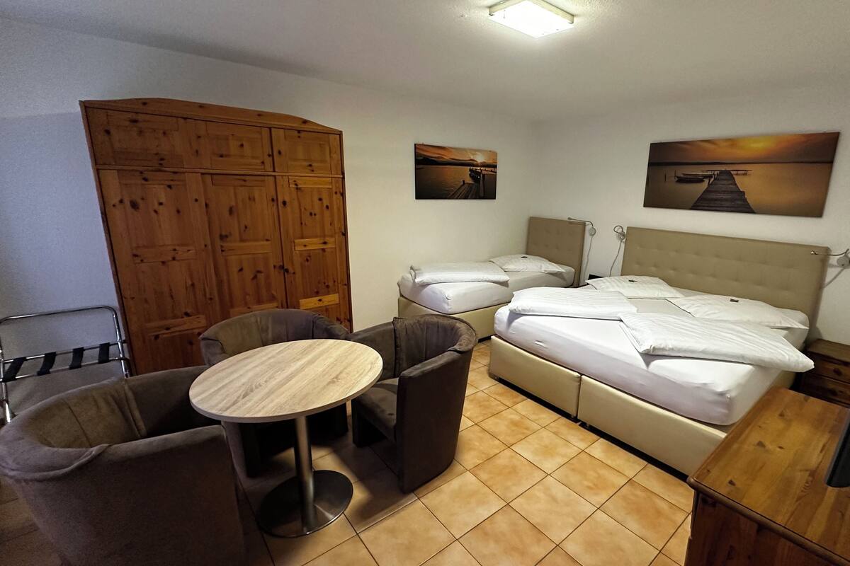 Quarto Triplo | Cofre no quarto, secretária, cortinas/cortinados opacos