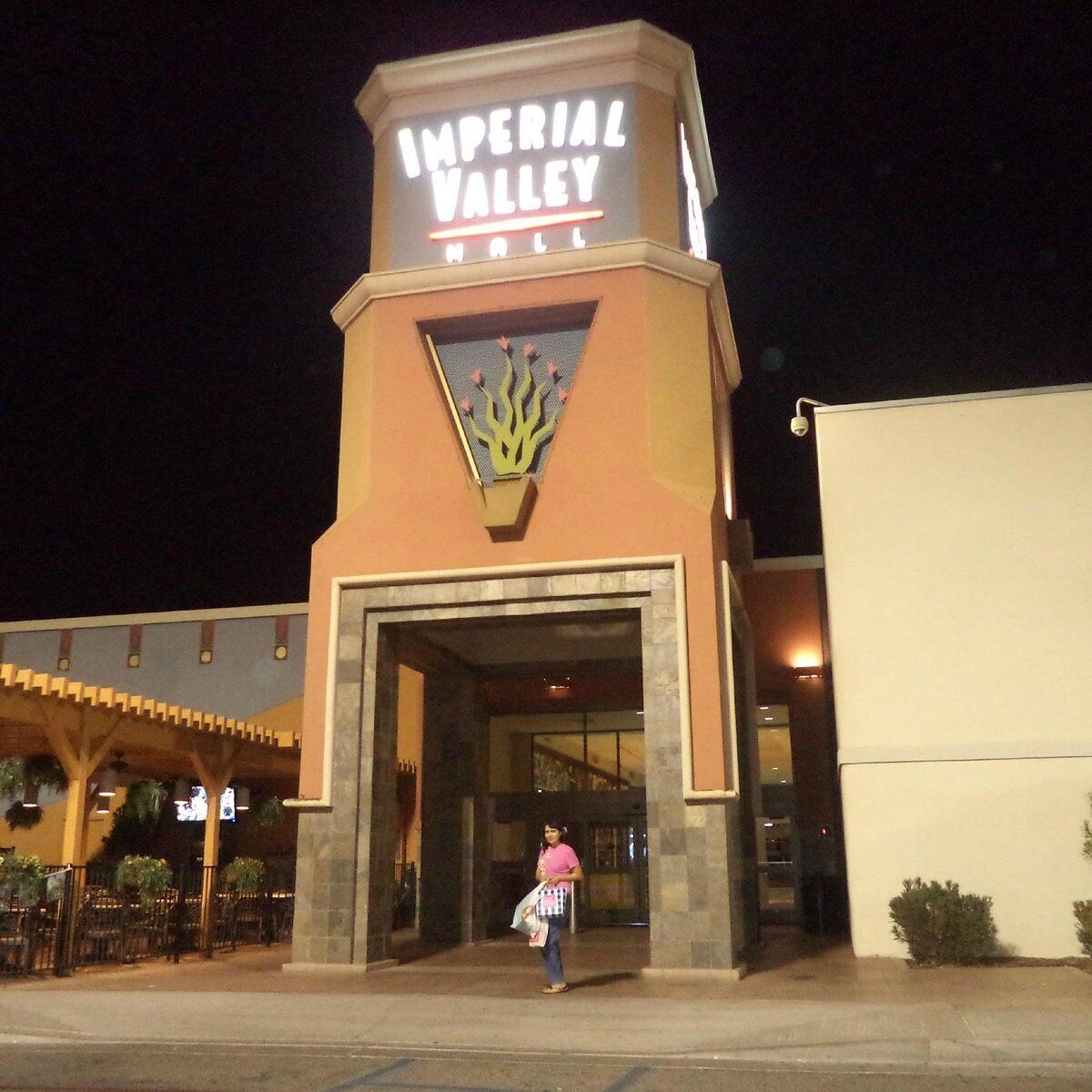 Exterior do shopping Imperial Valley, com uma placa e entrada em destaque.