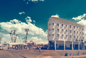 Fachada da propriedade à noite