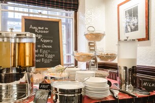 Café da manhã completo durante a semana (GBP 20 por pessoa) 