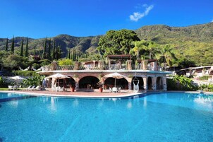 Piscina exterior, guarda-sóis, espreguiçadeiras 